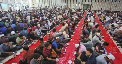 In Pictures: Iftar for everyone at Baitul Mukarram