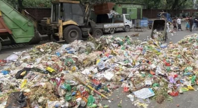 Cleaners dump garbage on road to protest unpaid salaries