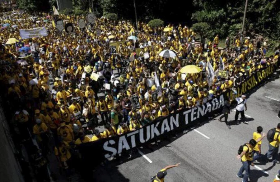 Thousands march in Malaysia calling for controversial PM to step down