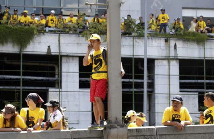 Thousands march in Malaysia calling for controversial PM to step down