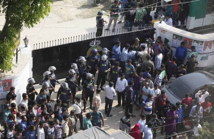 Suicide bomber attacks RAB barracks