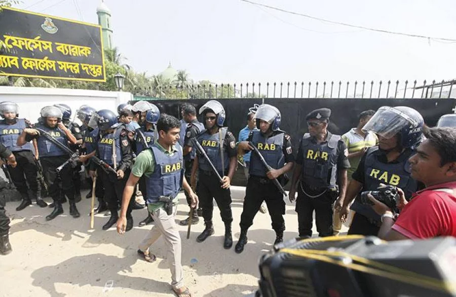 Suicide bomber attacks RAB barracks