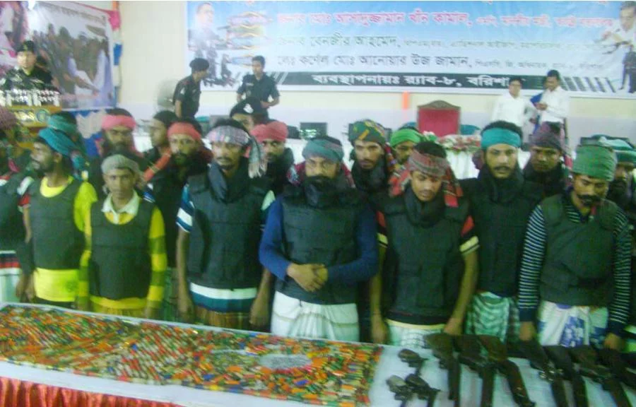 25 Sundarbans robbers of two gangs surrender