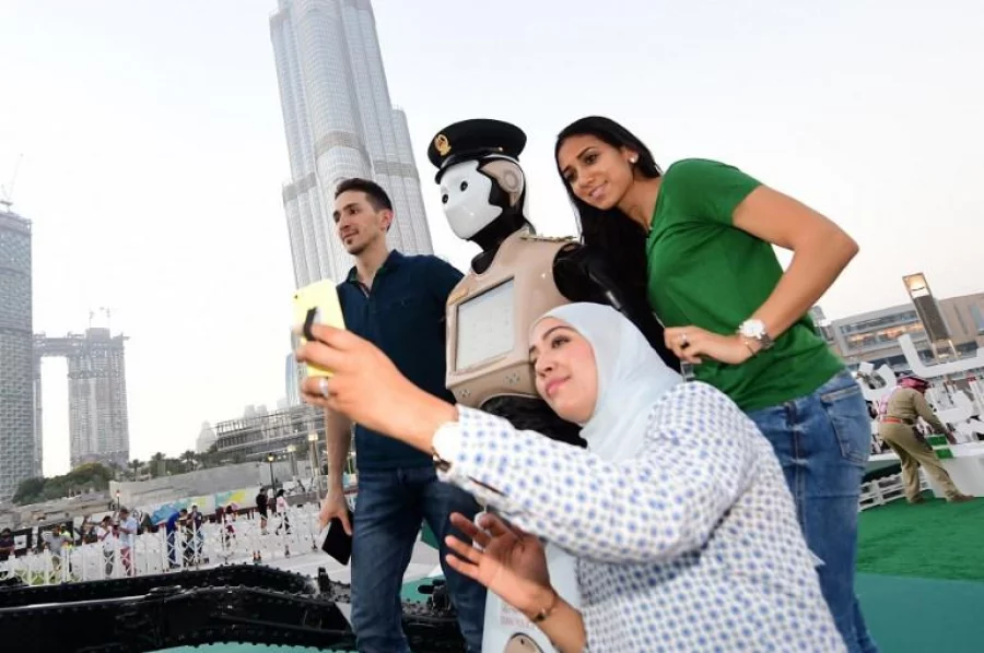 First robotic cop joins Dubai police