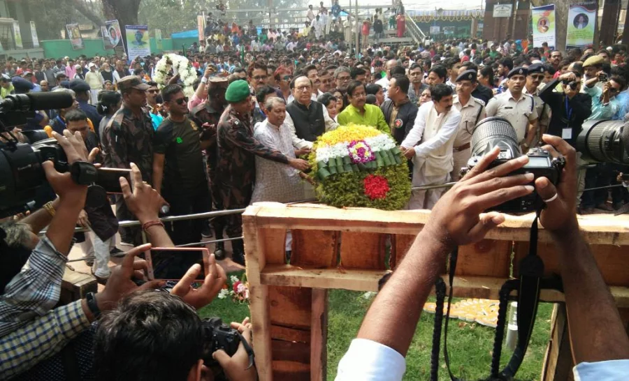 People on both sides of Benapole checkpoint celebrate International ...