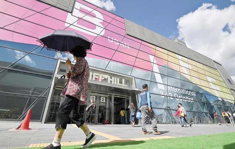 Stars arrive in Busan for Asia's largest film festival amid typhoon