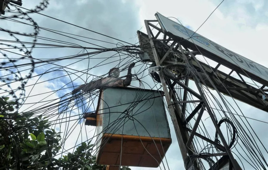 DSCC removes overhead internet cables, users suffer