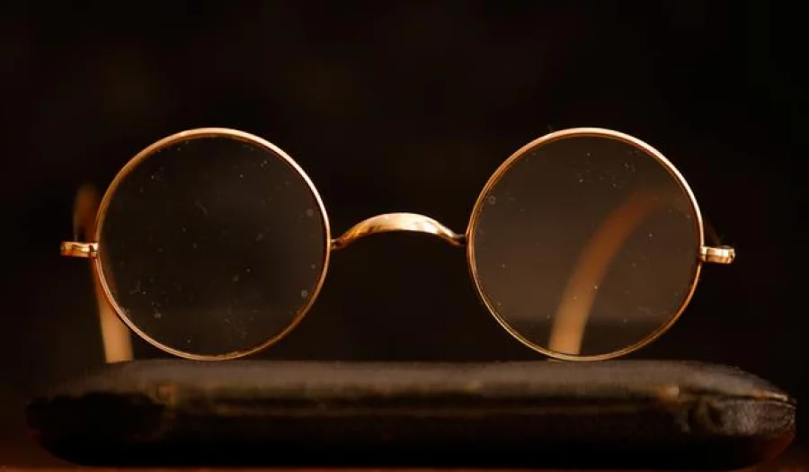 Beatles memorabilia goes under hammer