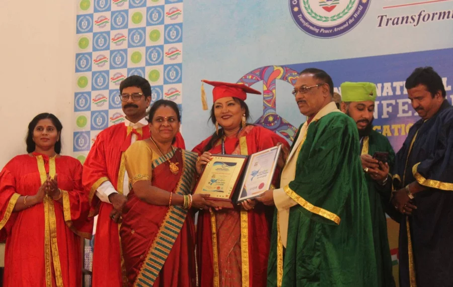 Singer Momtaz receives honorary doctorate from India