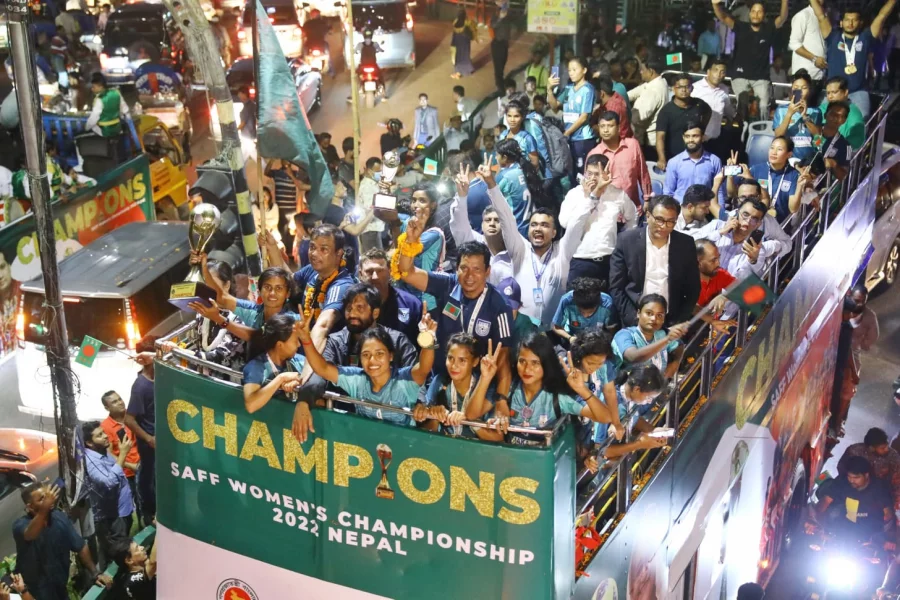 Champions given cheerful reception in Dhaka