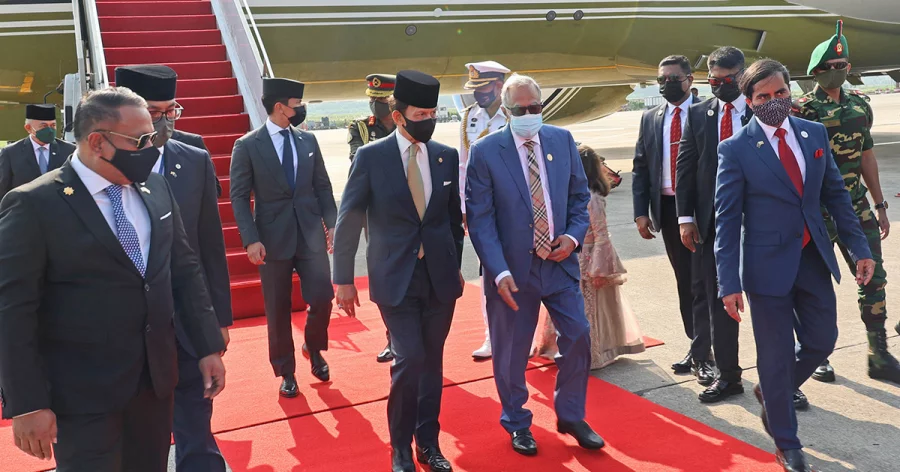Energy-rich Brunei’s Sultan Hassanal Bolkiah arrives in Dhaka