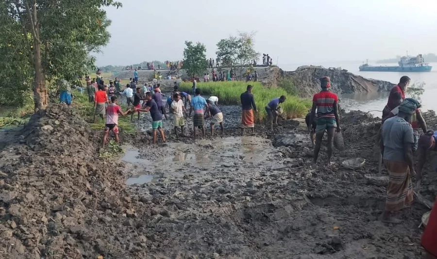 Part of embankment damaged in Khulna’s Koyra