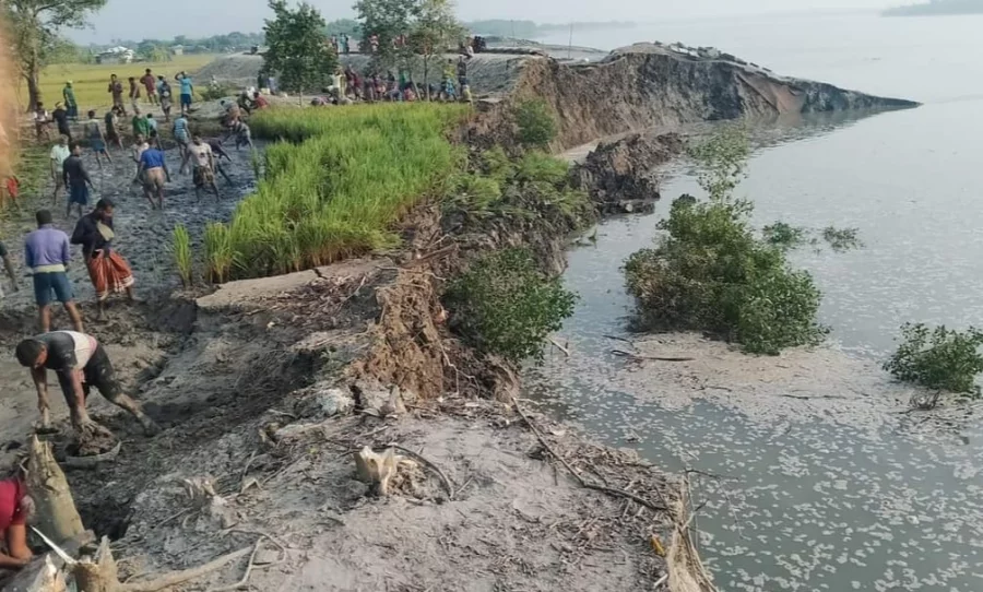 Part of embankment damaged in Khulna’s Koyra