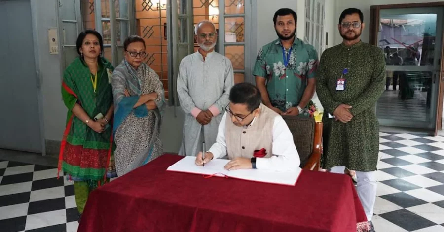Indian High Commissioner Pranay Verma pays tribute to Bangabandhu