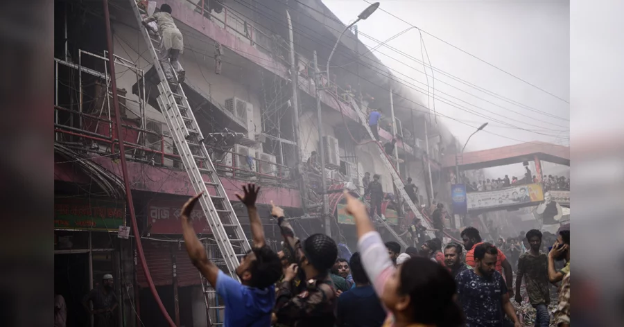 Over 1,000 shops gutted in fire at New Supermarket