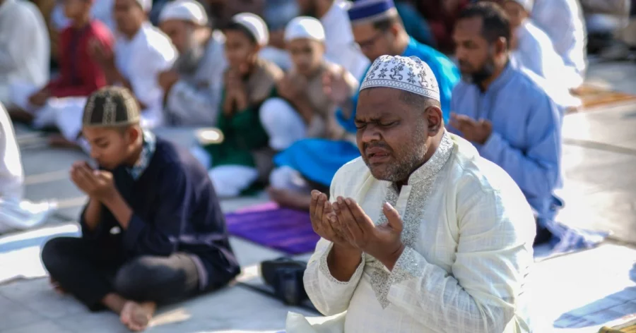 Eid-ul-Fitr celebrated in Bangladesh with festivity