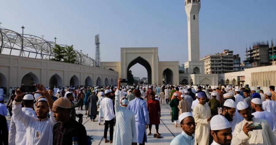 Eid-ul-Fitr celebrated in Bangladesh with festivity
