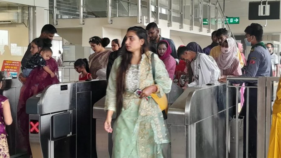 Eid vibe still on metro rail